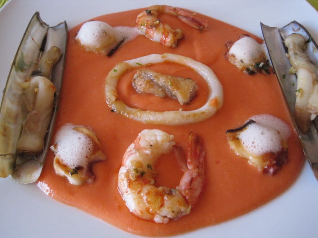 la cocina de aficionado: Mariscos a la plancha sobre salmorejo